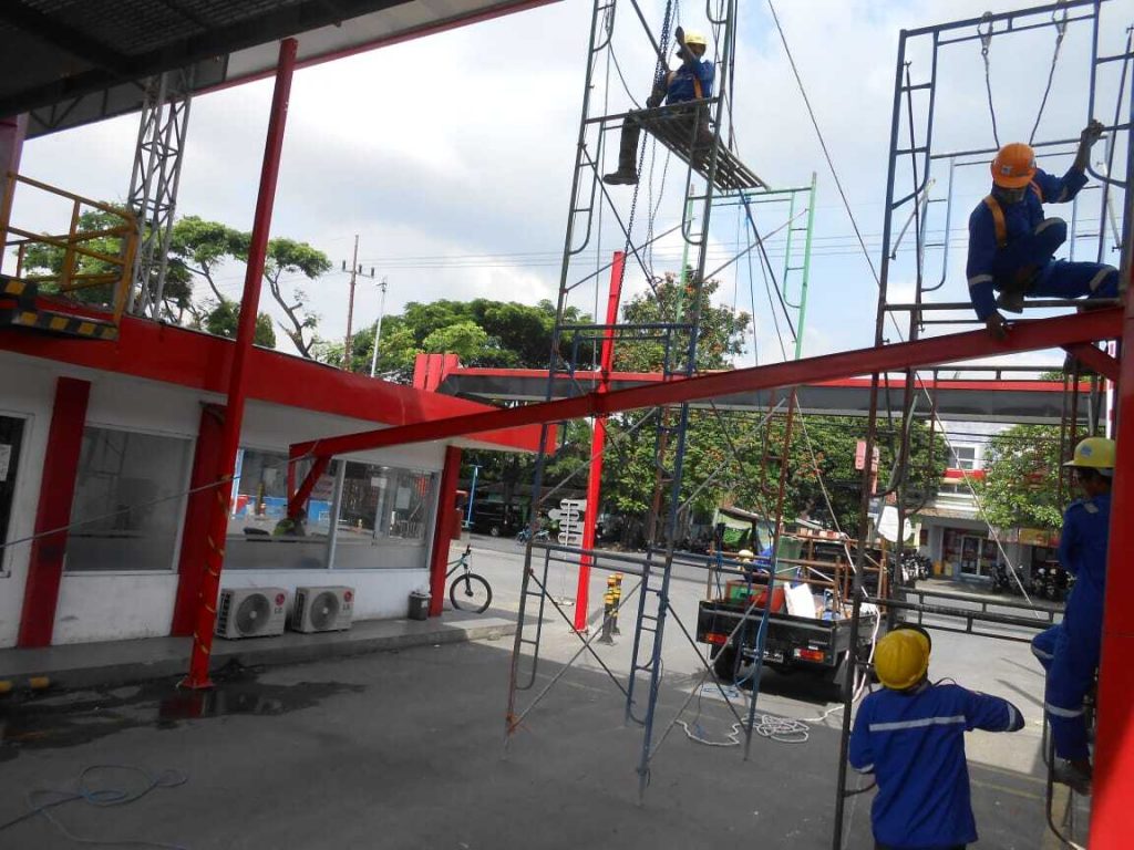 Pemasangan Safety Lifeline System 12 KN & 6 M SRL Stainless Steel ...