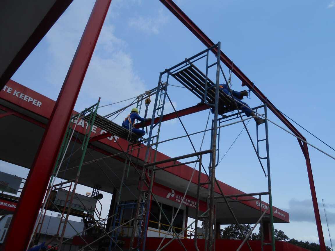 Pemasangan Safety Lifeline System 12 KN & 6 M SRL Stainless Steel ...